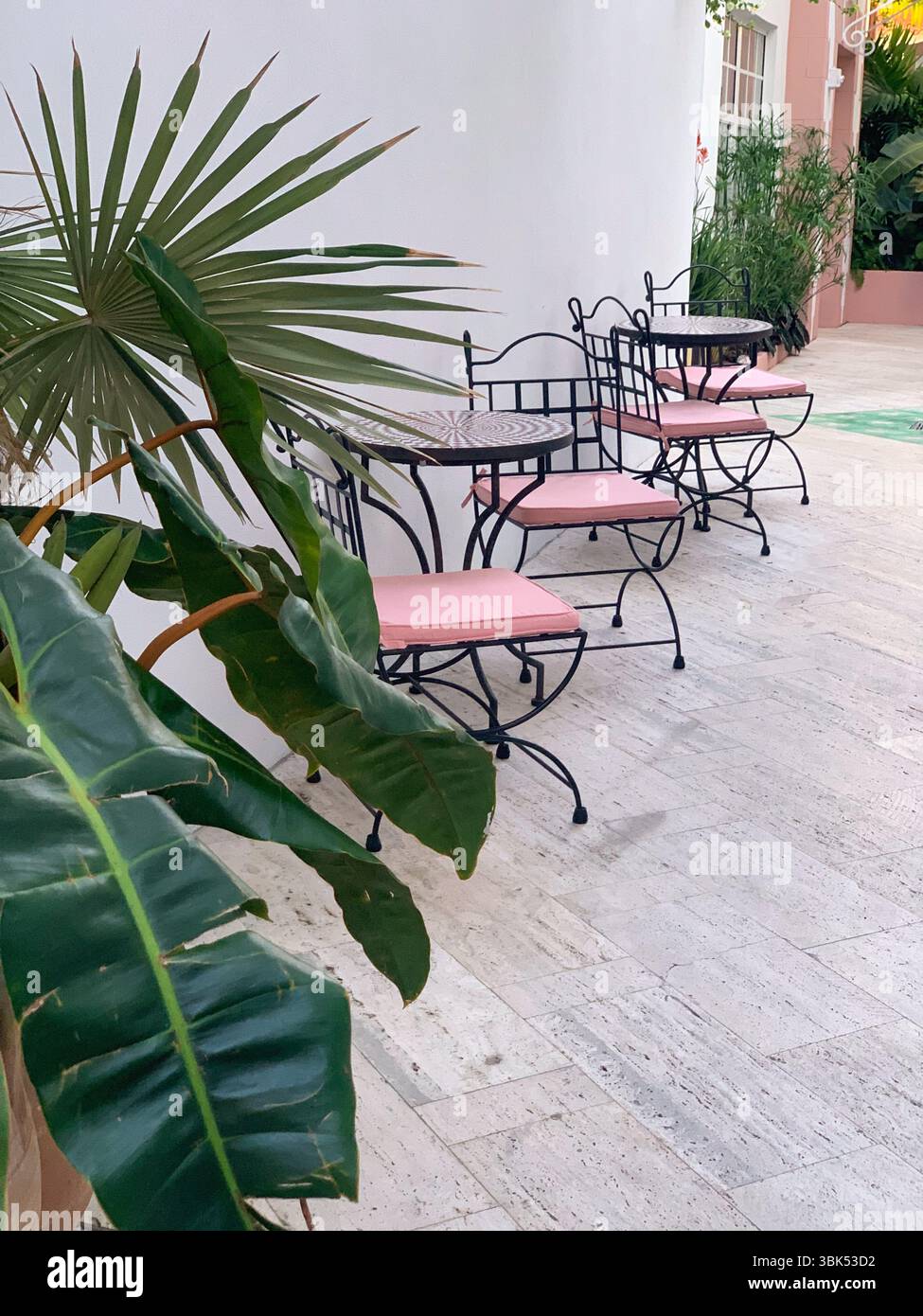 Charming outdoor dining space hi-res stock photography and images - Alamy