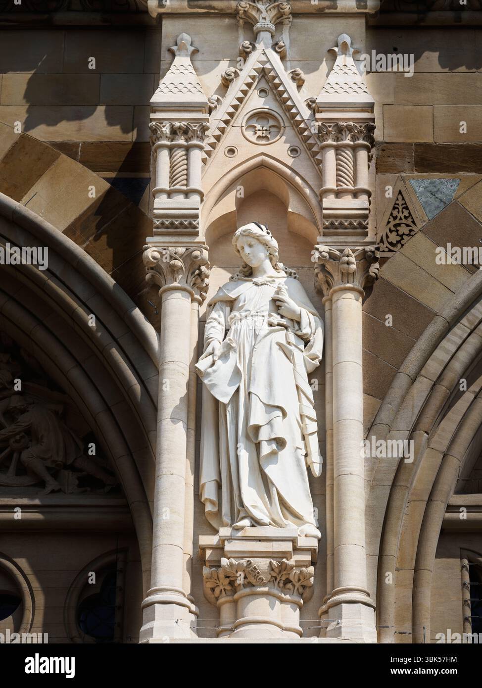 Justice, a statue on the outside wall of the Guildhall, Northampton ...