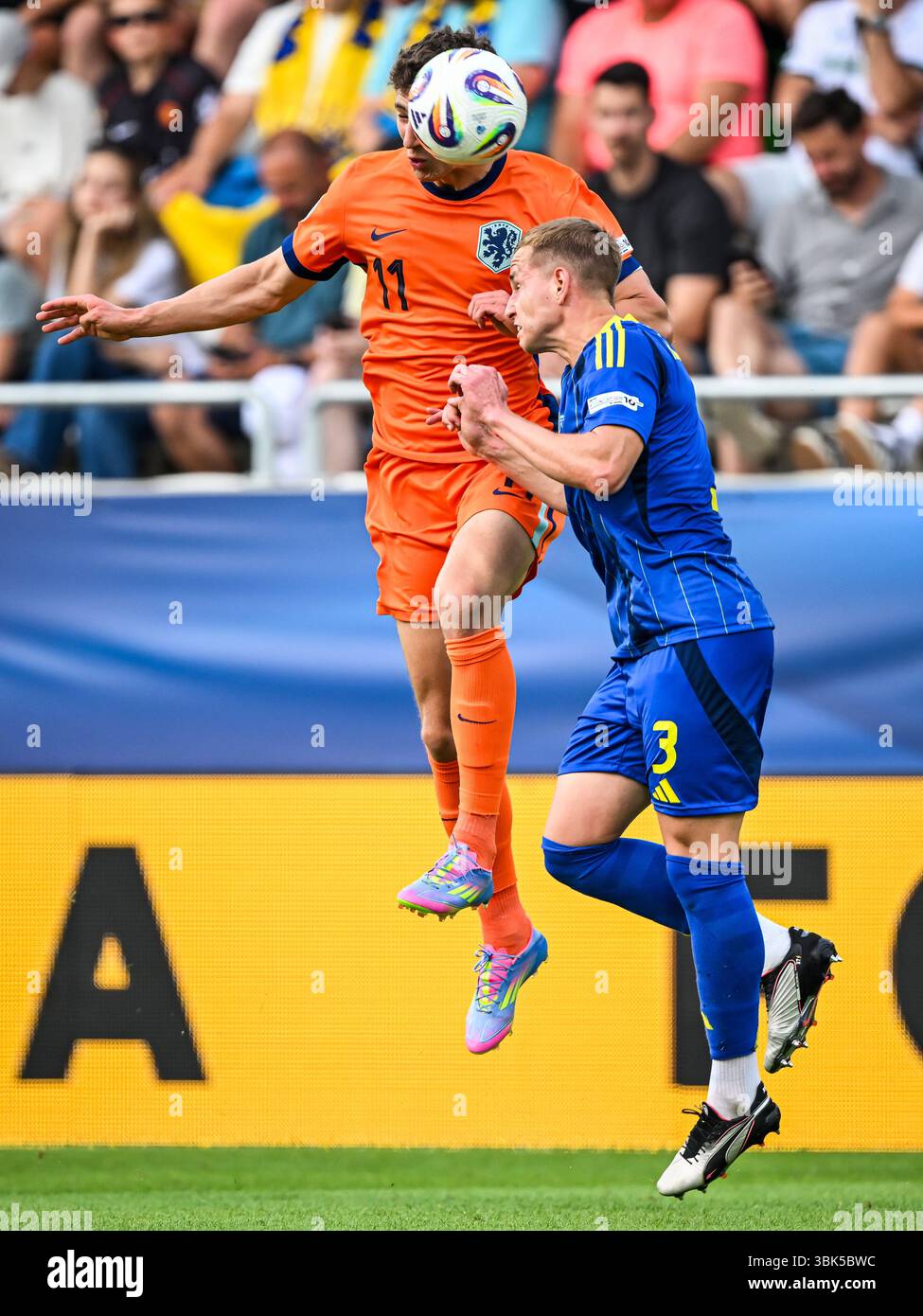 PRESOV - (l-r) Ruben van Bommel of Holland U21, Illia Krupskyi of ...