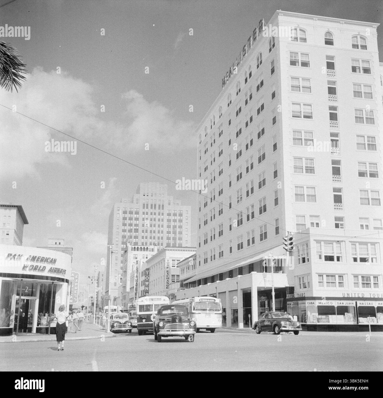 Downtown in 1940s hi-res stock photography and images - Alamy