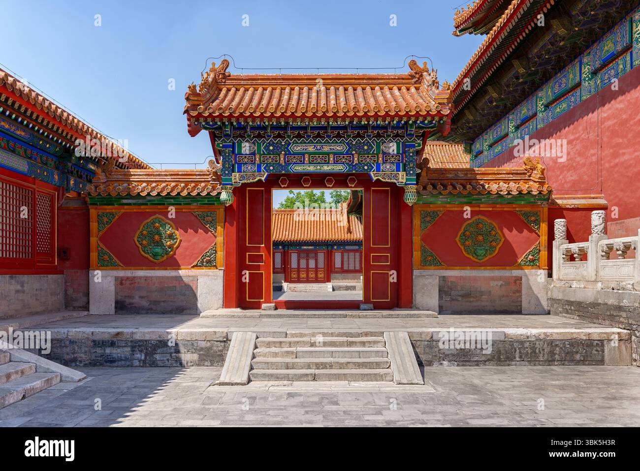 Gateway red chinese doors hi-res stock photography and images - Alamy