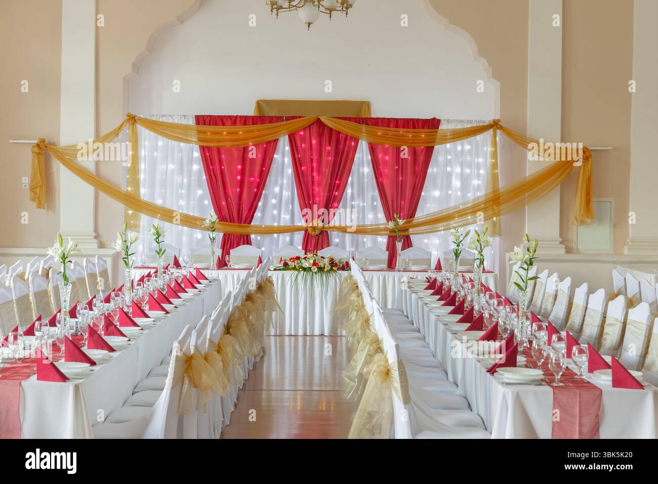 Large dining hall with tables set up white tablecloth Stock Photo - Alamy