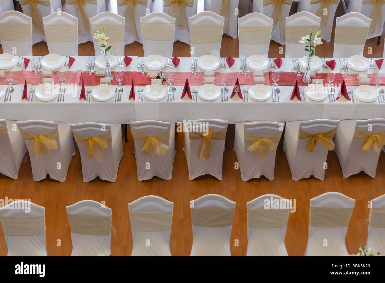 Large dining hall with tables set up white tablecloth Stock Photo - Alamy