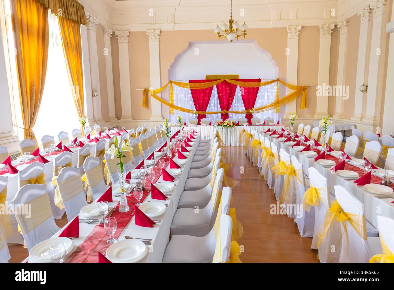 Large dining hall with tables set up white tablecloth Stock Photo - Alamy