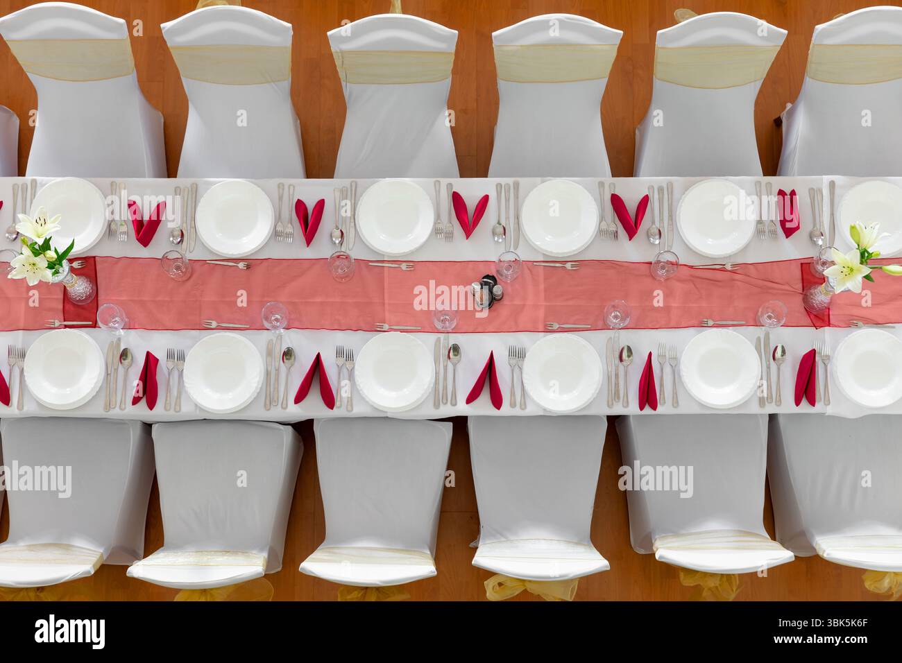 Large dining hall with tables set up white tablecloth Stock Photo - Alamy