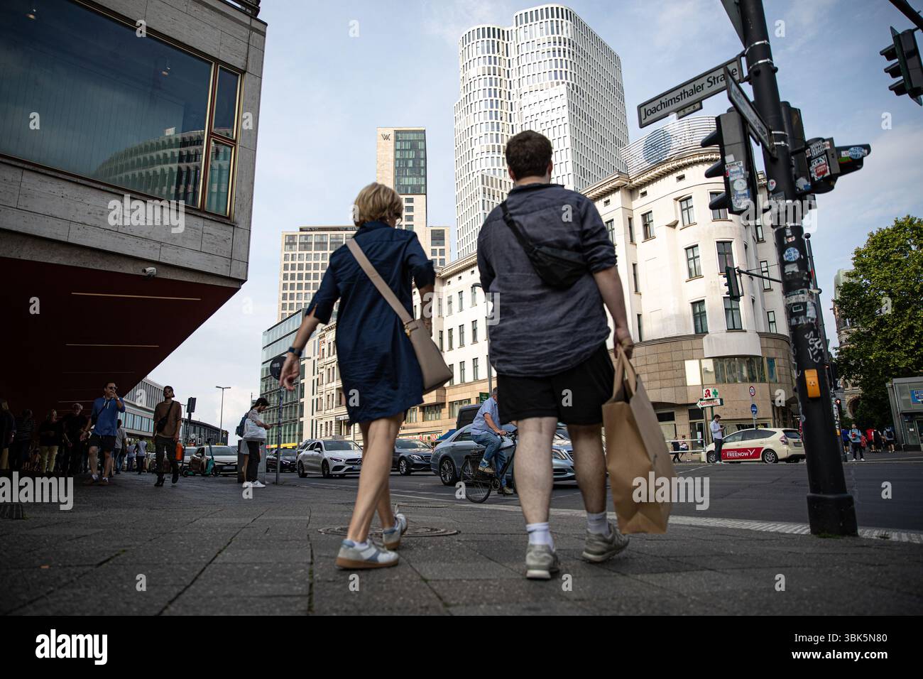 Berlin, Berlin, Germany. 18th June, 2025. Pedestrians, shoppers, and ...