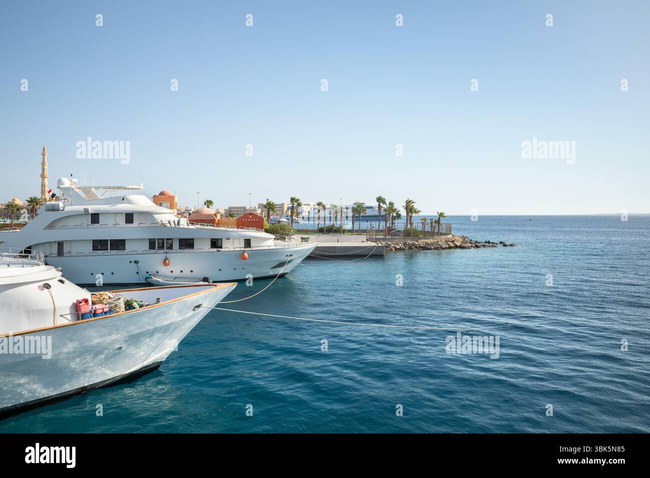 White cruise ship docking hi-res stock photography and images - Alamy