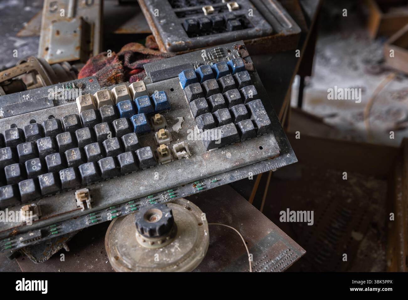 Abandoned mechanical keyboard hi-res stock photography and images - Alamy