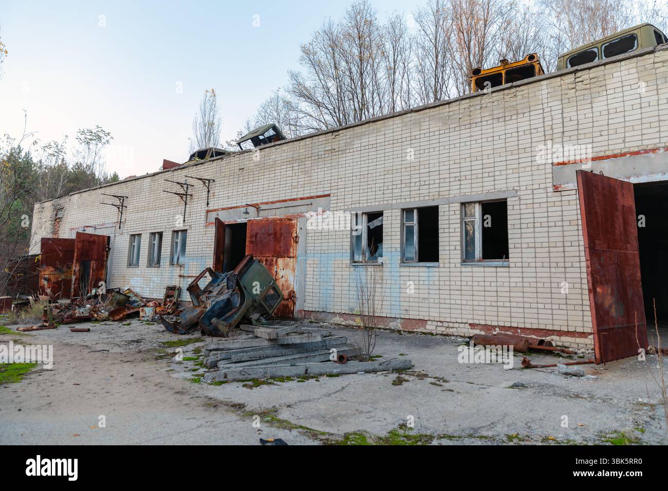 Truck left hi-res stock photography and images - Alamy