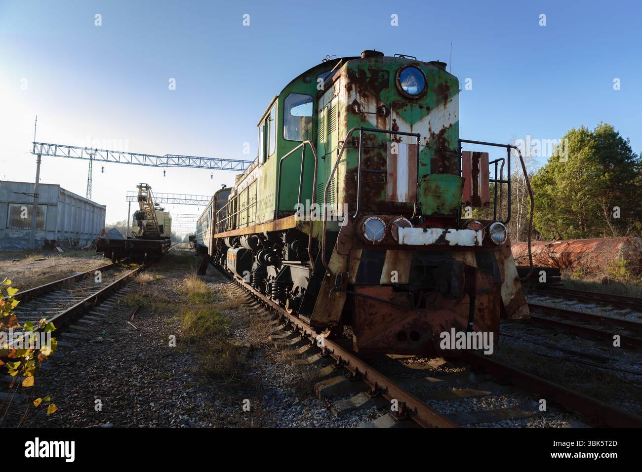 Car outside train station hi-res stock photography and images - Alamy