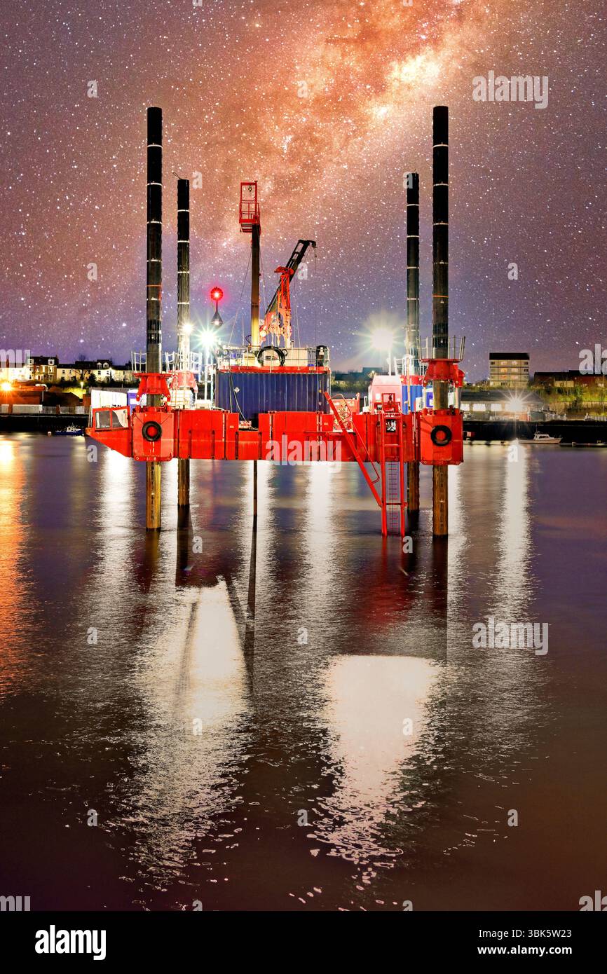 SKATE 3E drilling rig from Immingham test drilling at night the Tyne ...