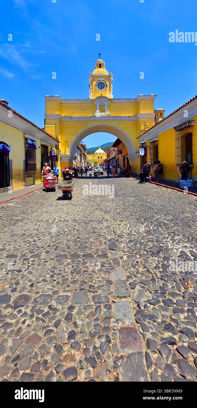 Arch de la Santa Catalina on Avenida Norte in Colonial Antigua ...