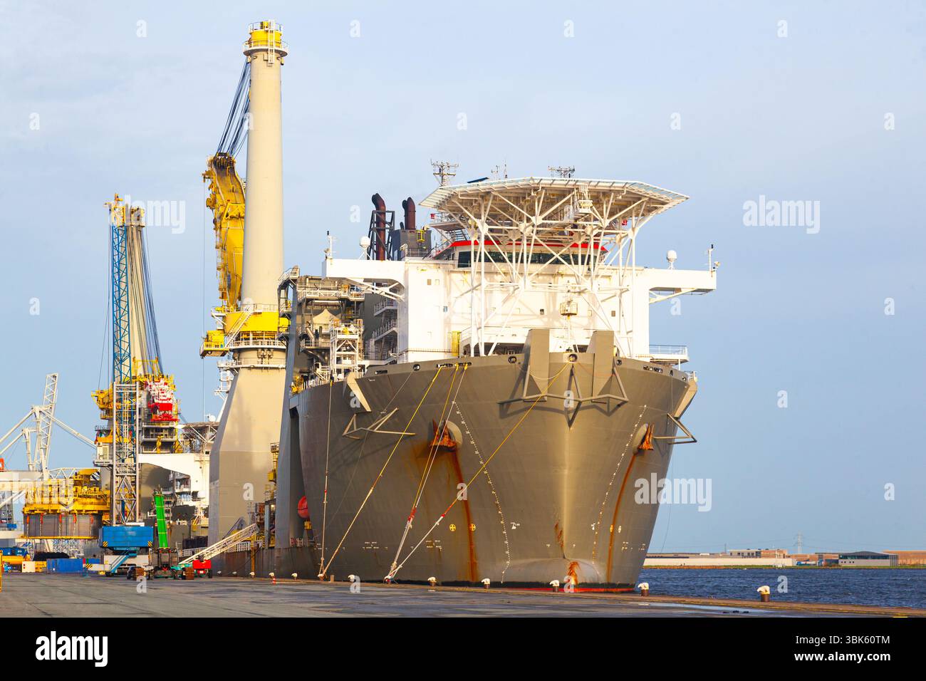 Heavy lift vessel docked hi-res stock photography and images - Alamy