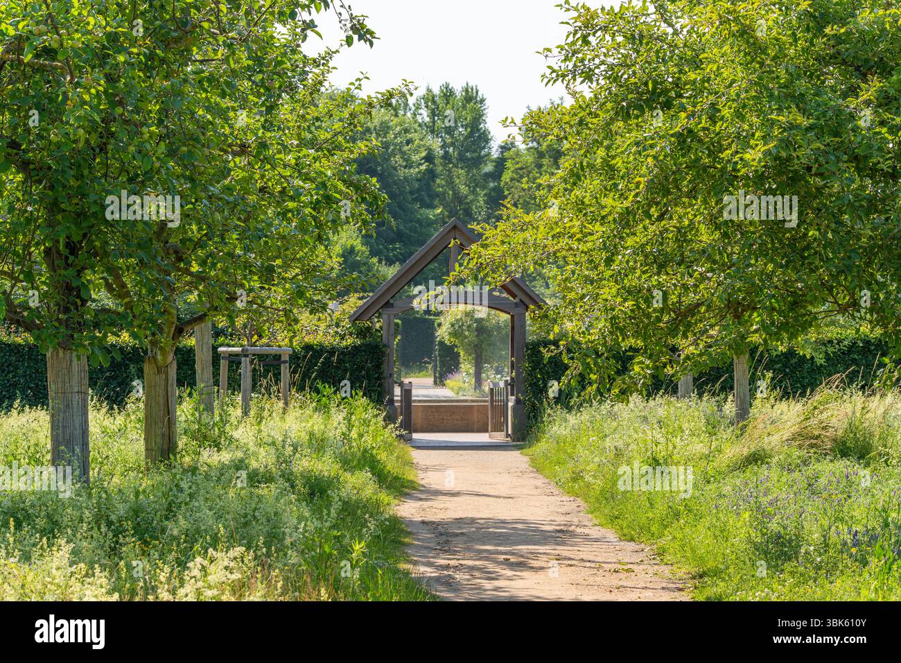 Inviting garden gate hi-res stock photography and images - Alamy