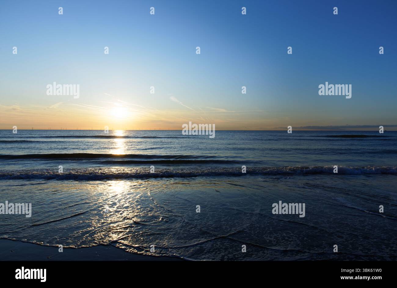 Wave ocean sunset 4k hi-res stock photography and images - Alamy
