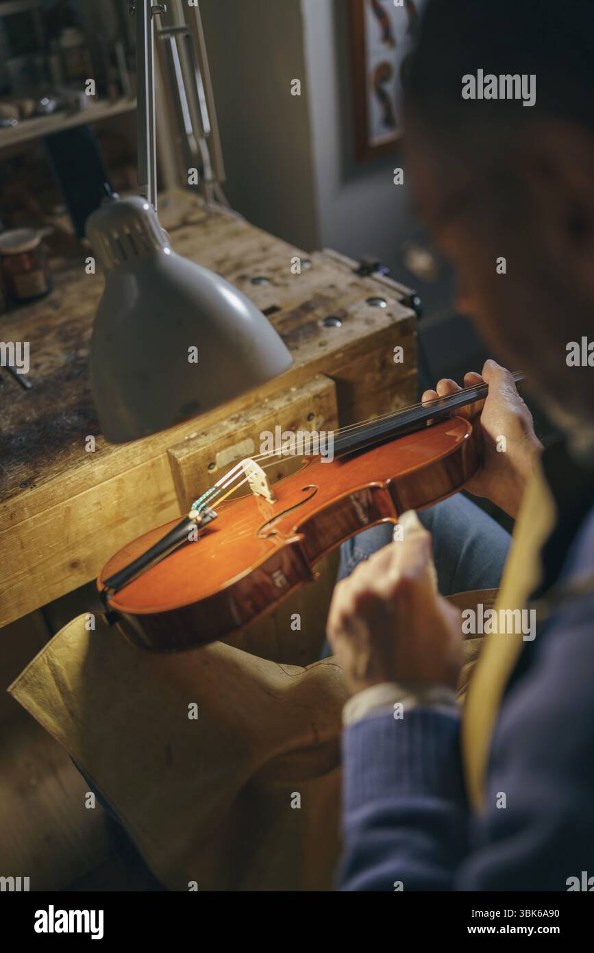 Violin work maker wood hi-res stock photography and images - Alamy