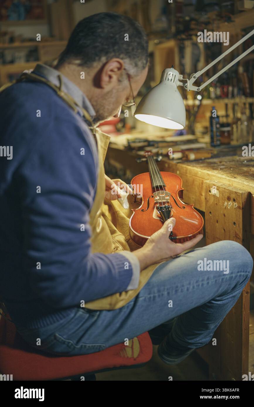 Violin work maker wood hi-res stock photography and images - Alamy