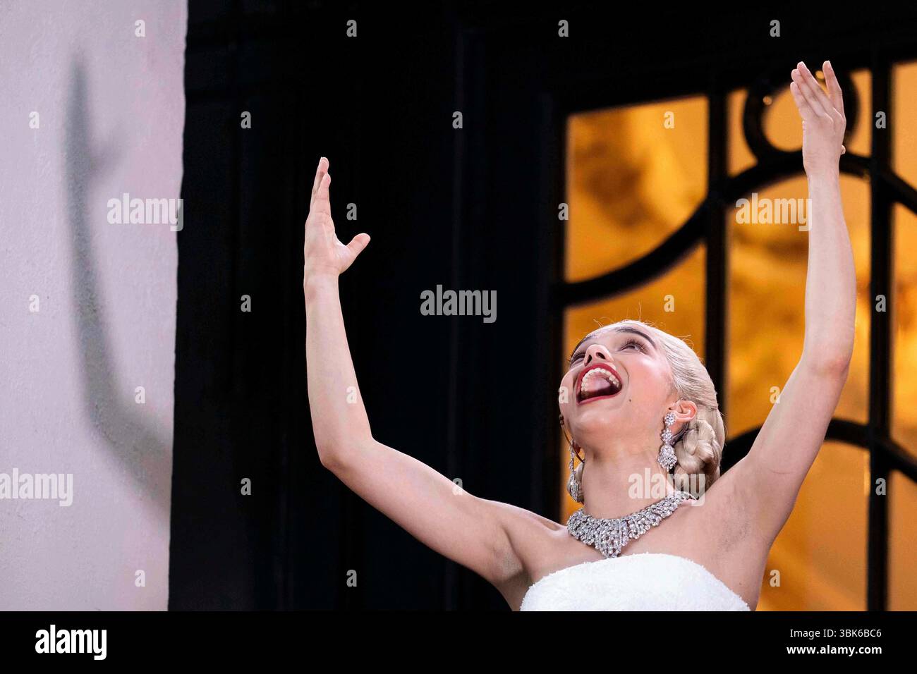Rachel Zegler performs the song 'Don't Cry For Me Argentina' from The ...