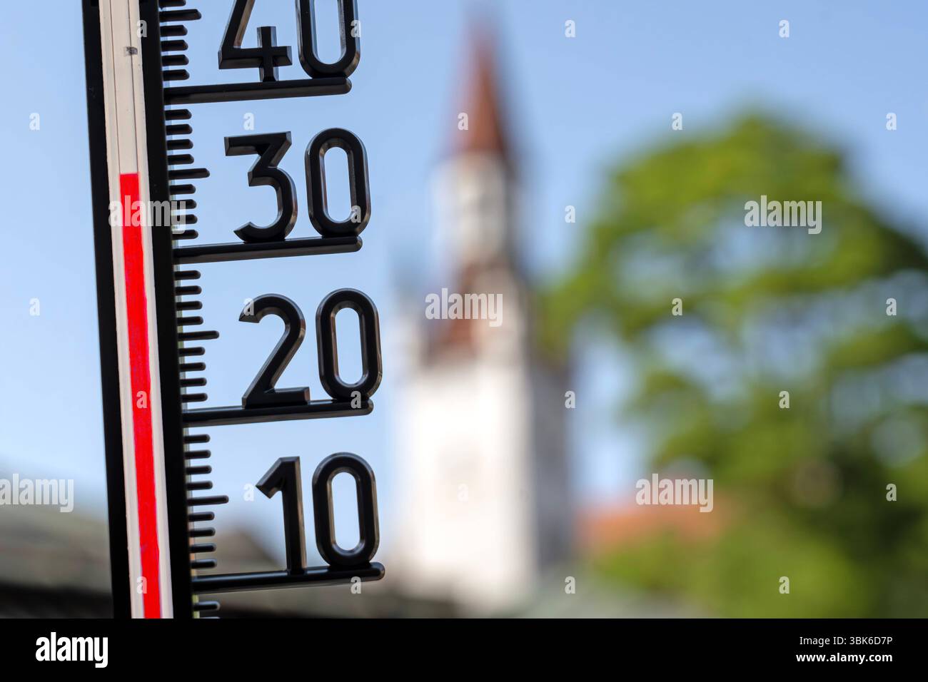 Rekordhitze am Viktualienmarkt, Thermometer zeigt 35 Grad in der Sonne, Symbolfoto Hitzewelle ...