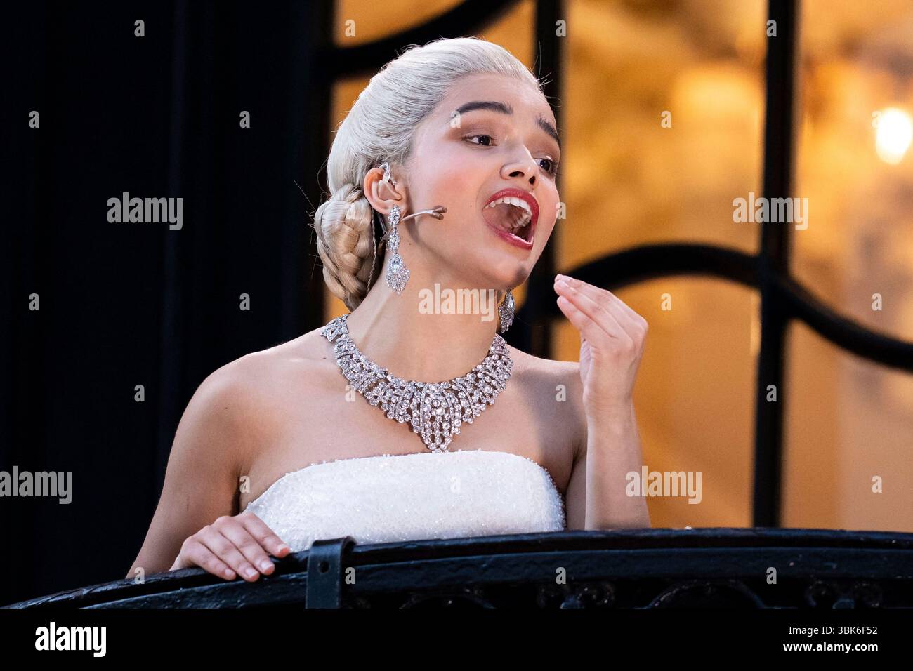 Rachel Zegler performs the song 'Don't Cry For Me Argentina' from The ...