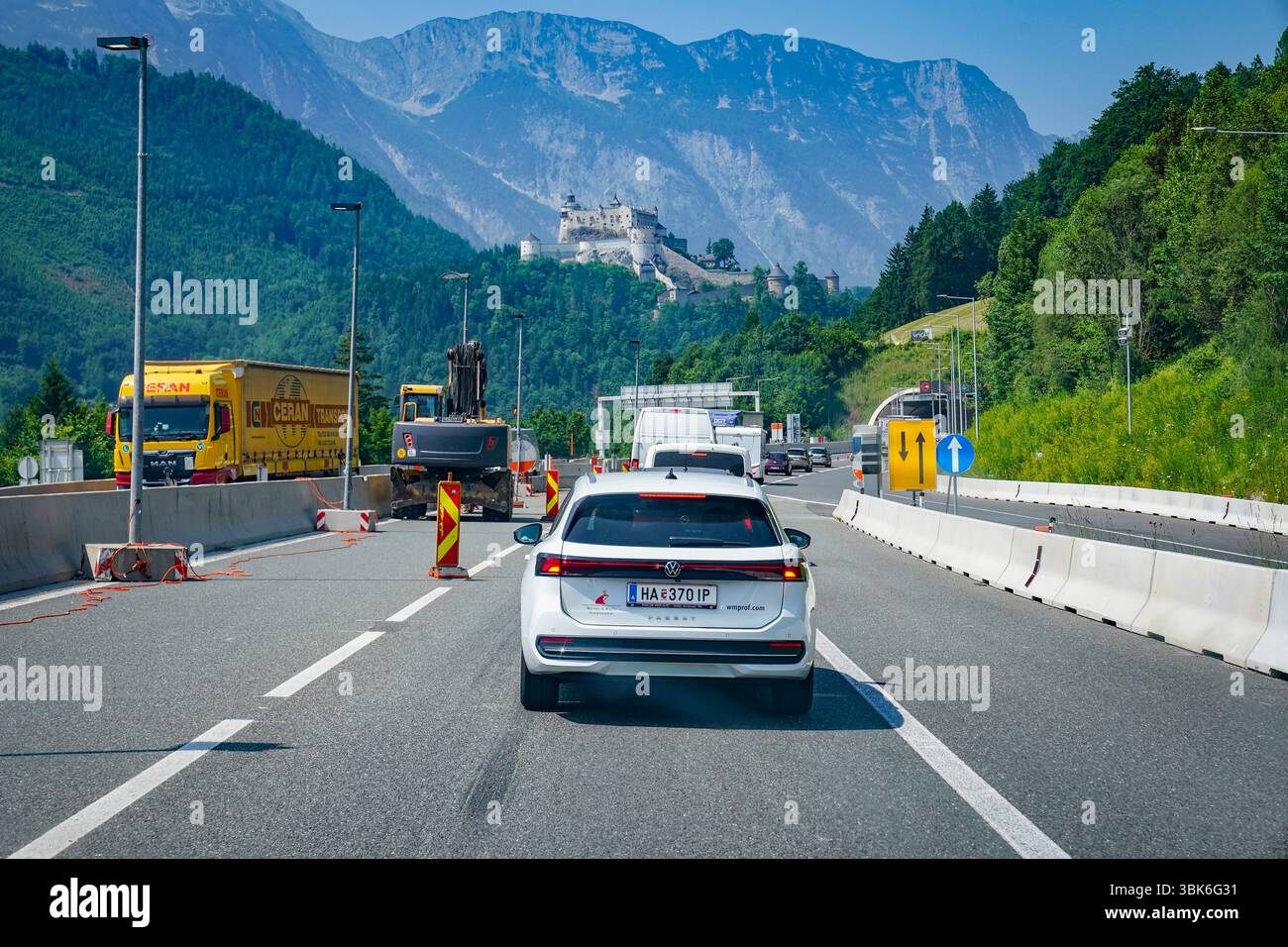 Österreich, Europa, Autobahn A10, Tauerntunnel, Burg Hohenwerfen ...