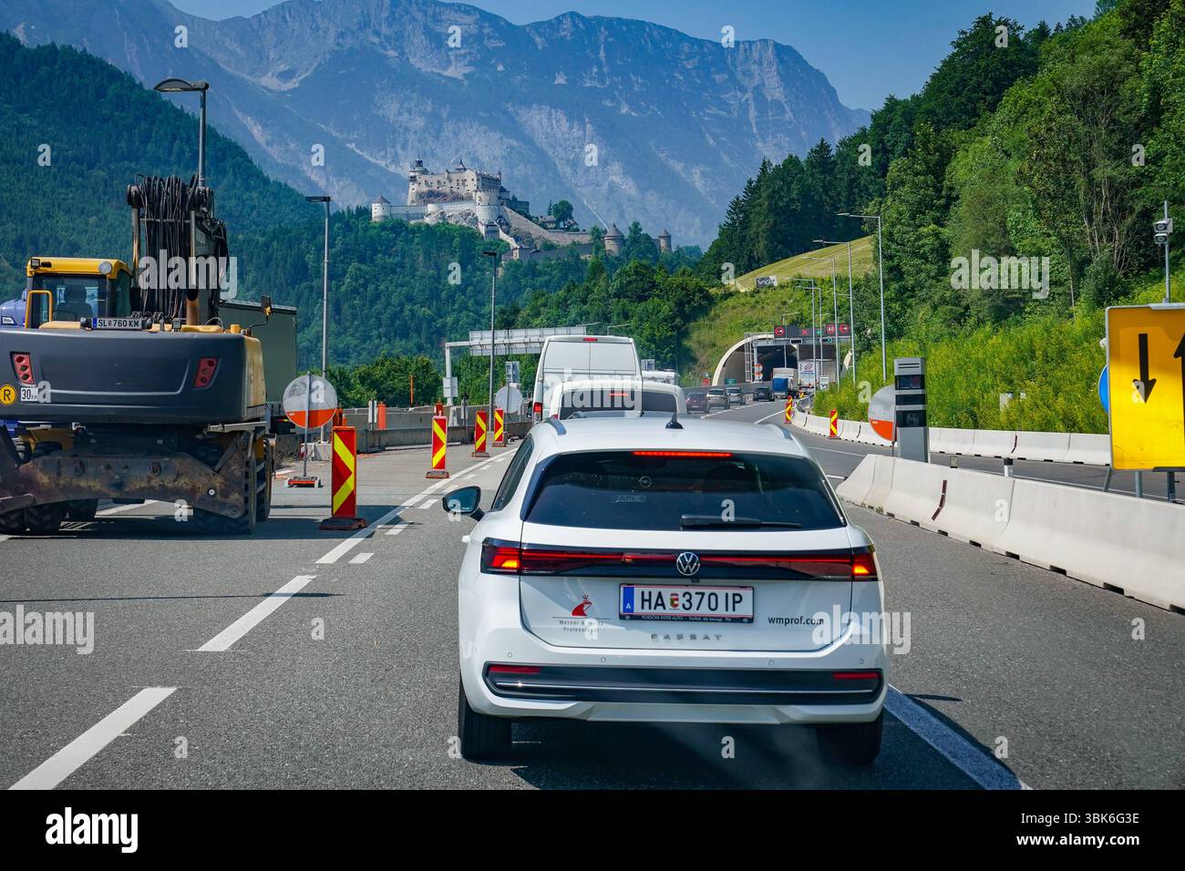 Österreich, Europa, Autobahn A10, Tauerntunnel, Burg Hohenwerfen ...