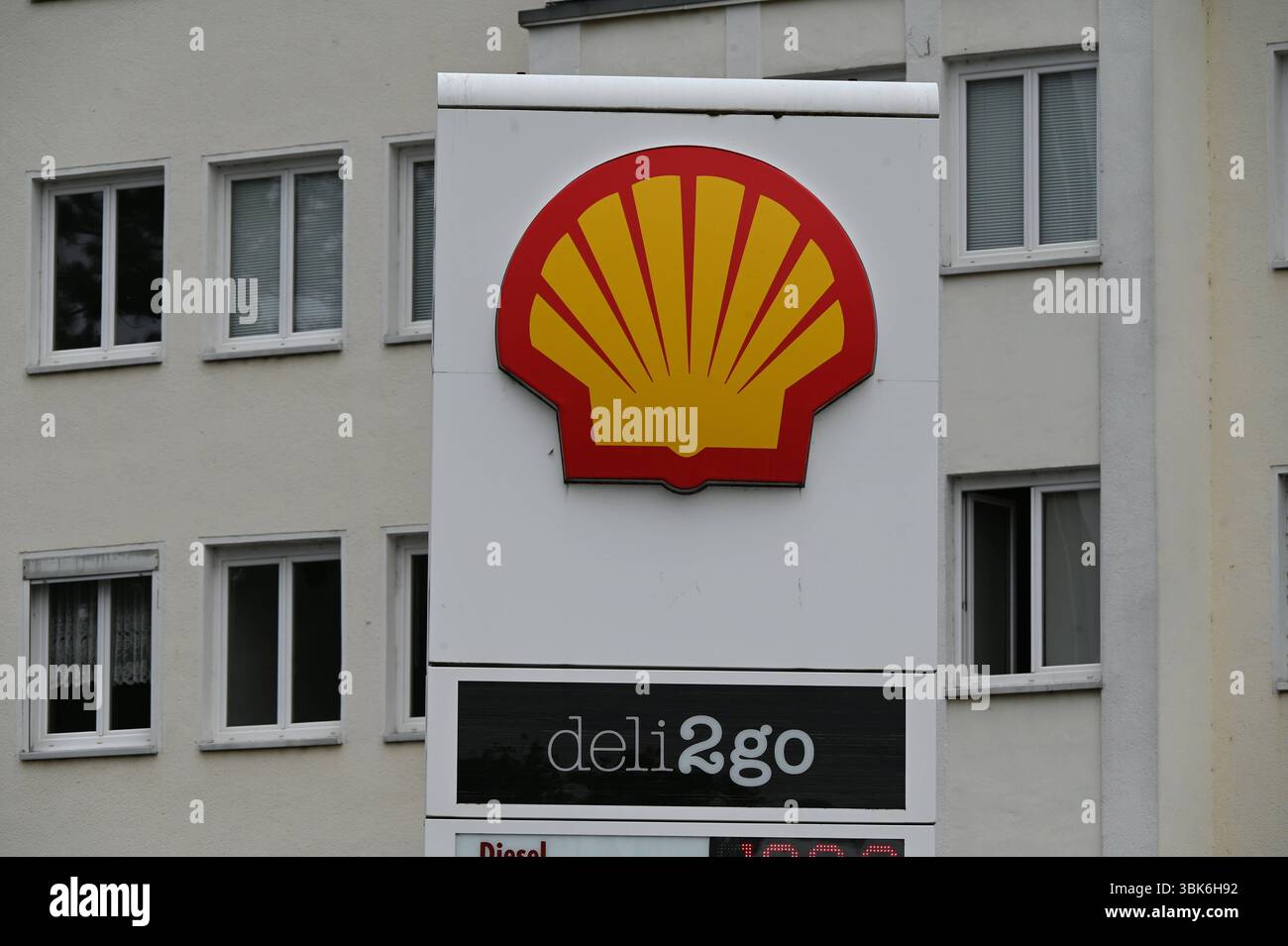 Logo, Schriftzug des Mineralölkonzern SHELL an einer Tankstelle. Shell ...