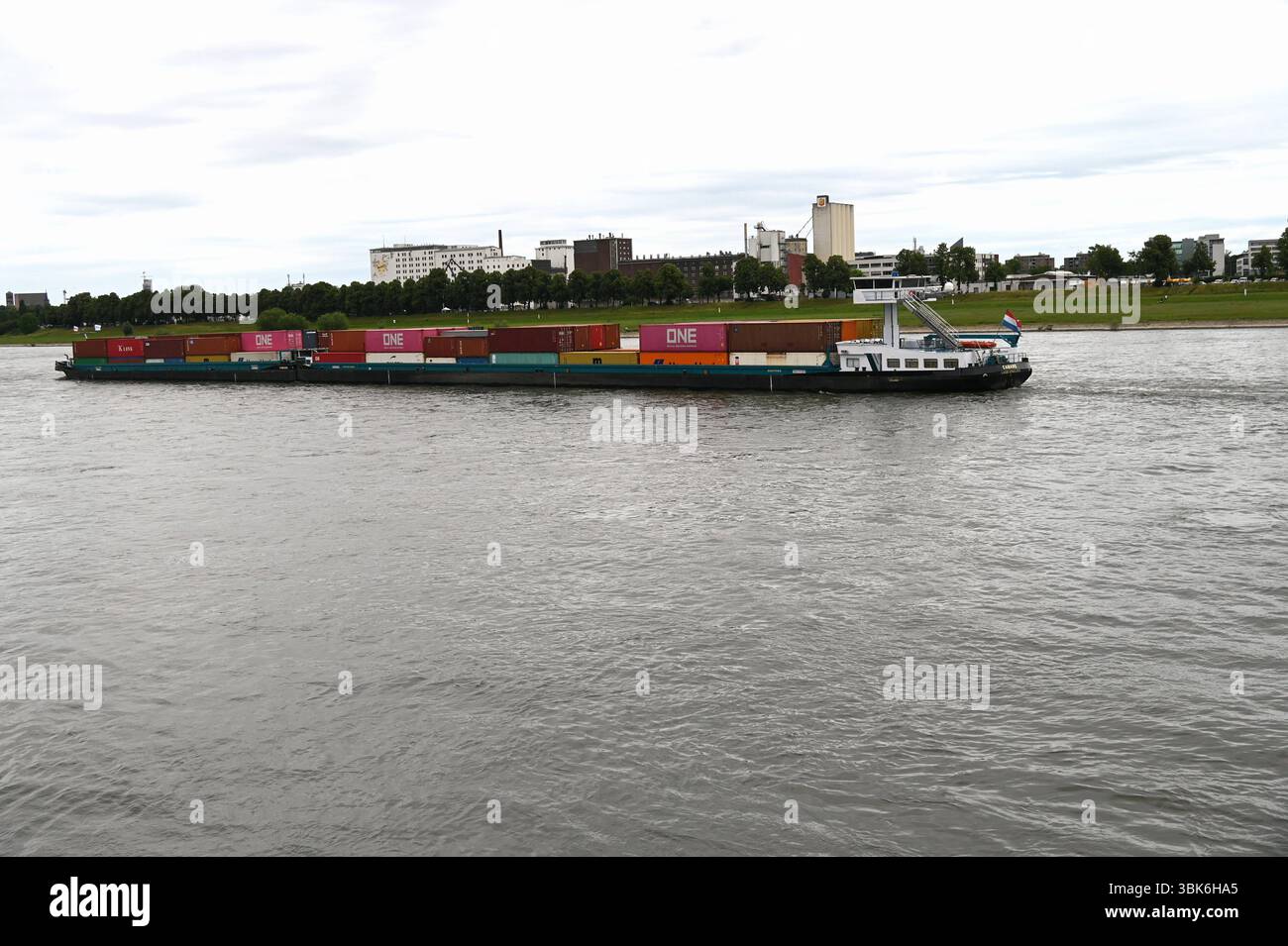 Ein Container Schubschiff, Binnenschiff auf dem Rhein *** A container ...