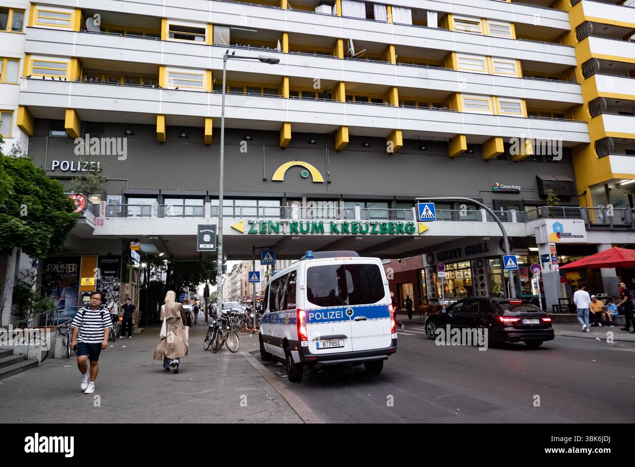 Polizeiwagen am Kottbusser Tor in Berlin am 19. Juni 2025. Kottbusser ...