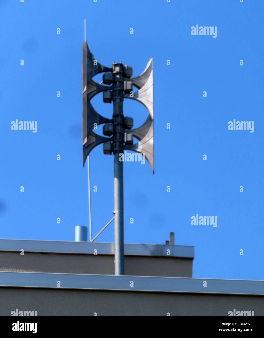...lautstarke Botschafter eines moeglichen Untergangs... Luftalarm ...