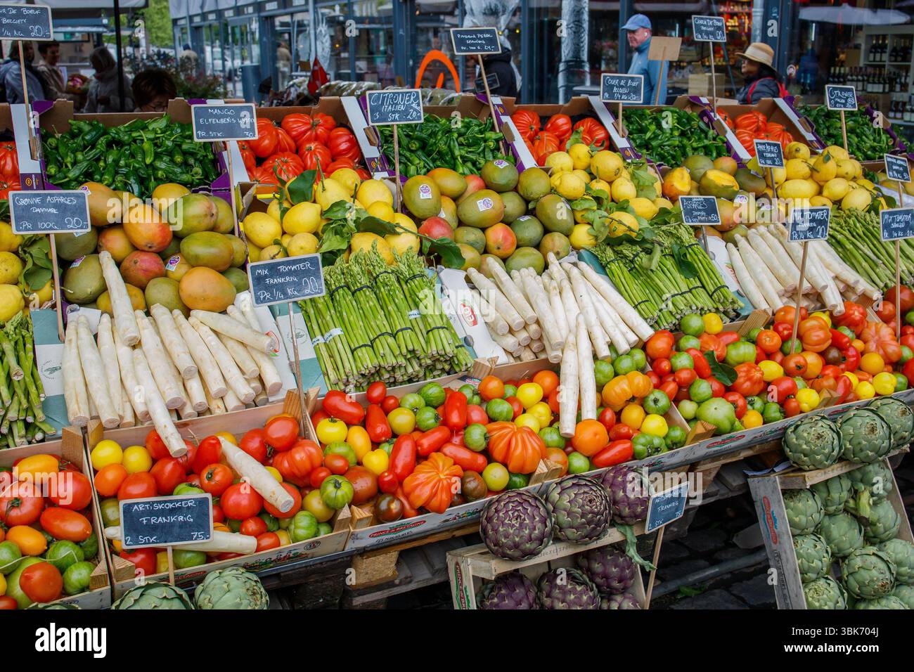 Fruits and vegetables well organized and presented on the food market ...