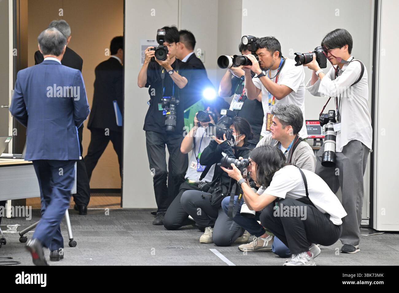 Photographers take pictures of Eiji HASHIMOTO, CEO of Nippon Steel (L ...