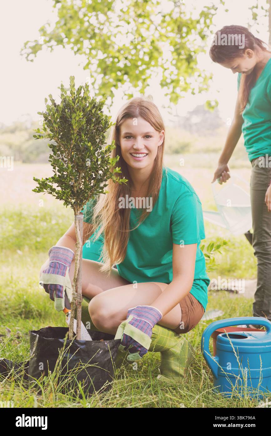 Small tree planting hi-res stock photography and images - Alamy