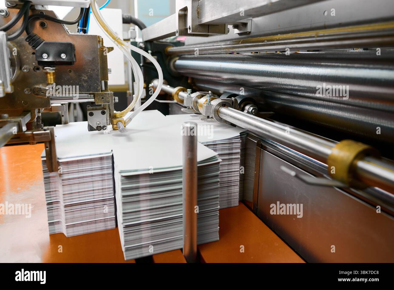 Innovative glue-spreading machines enhance paper handling efficiency ...