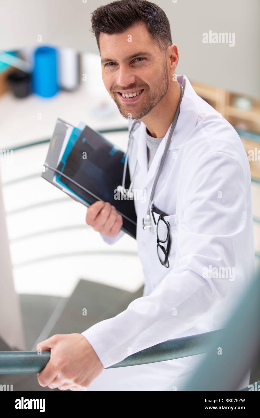 Doctor holding ray report hi-res stock photography and images - Alamy