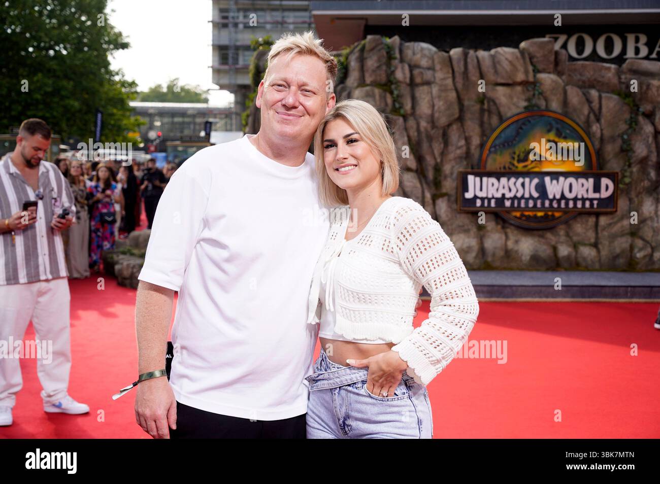 Jens Knossalla und Lia Mitrou bei der Premiere des Kinofilms Jurassic ...