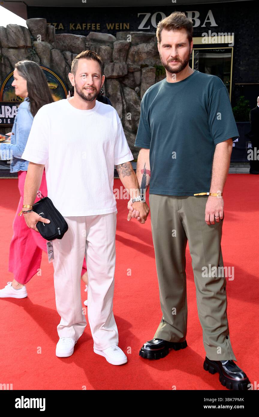 Maurice Gajda mit Freund Michael Barg bei der Premiere des Kinofilms 'Jurassic World: Rebirth ...