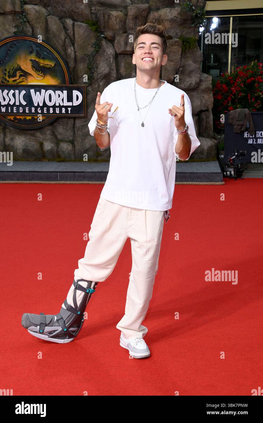 Justin Prince bei der Premiere des Kinofilms 'Jurassic World: Rebirth ...