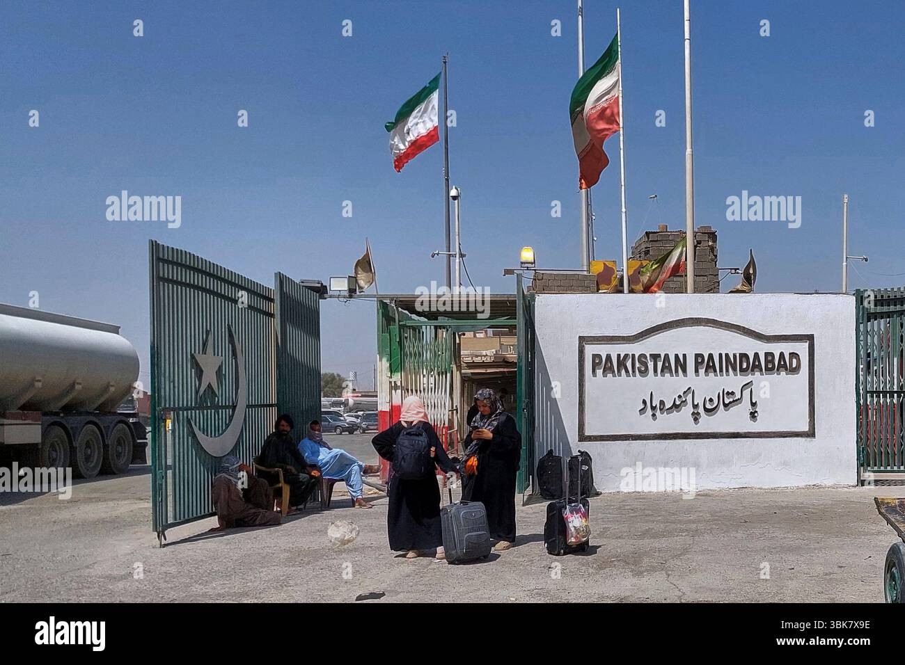 Pakistanis, who were stuck in Iran due to Israeli strikes on Iran ...