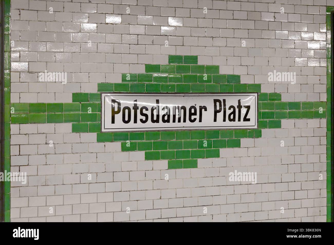 Public transport wayfinding hi-res stock photography and images - Alamy