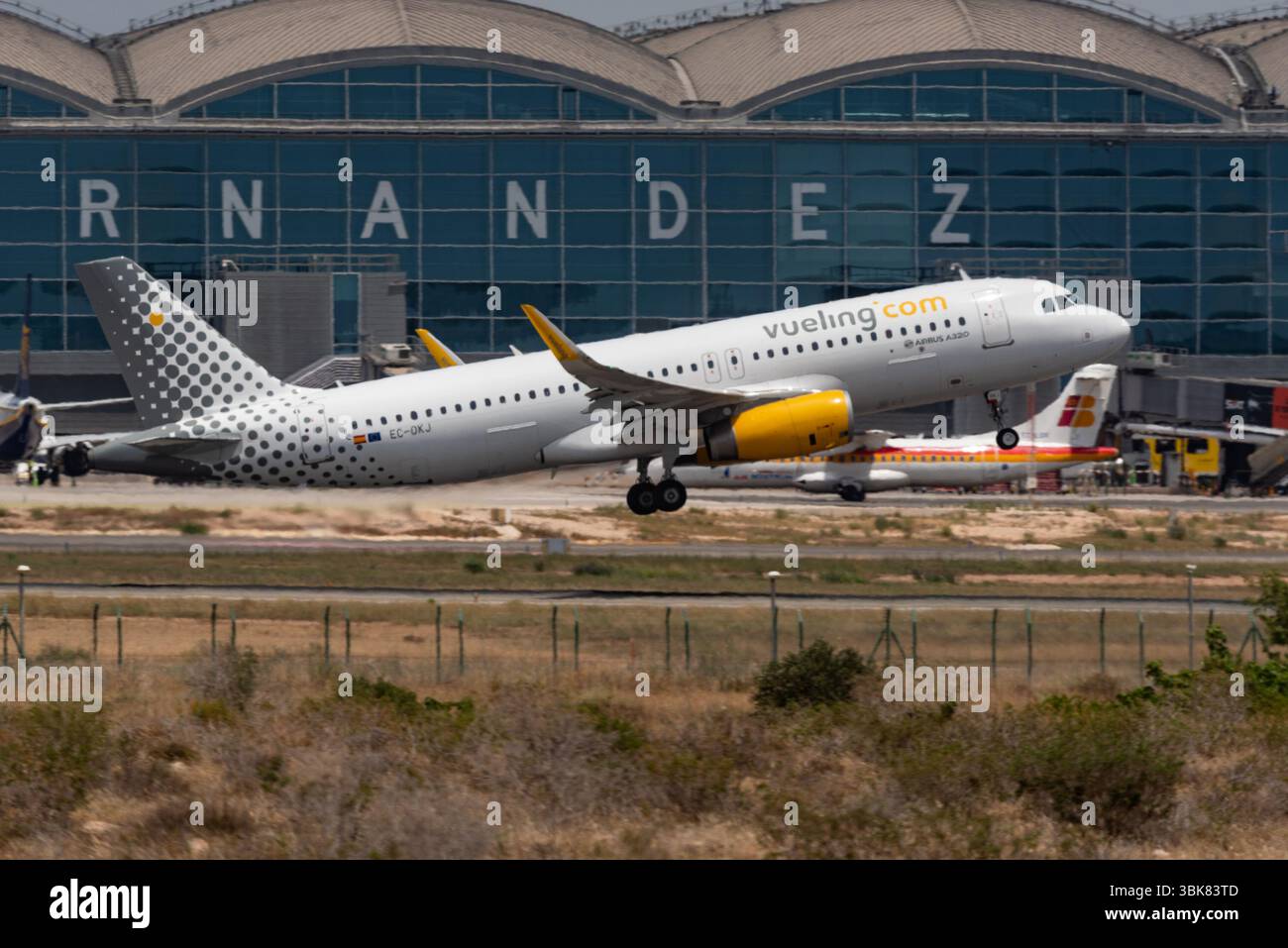 Vueling Airbus A320-200 airliner jet plane EC-OKJ taking off from ...