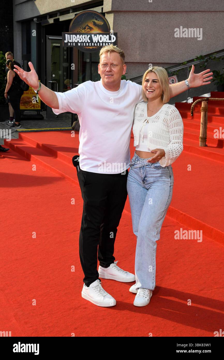 Jens Knossalla und Lia Mitrou auf dem roten Teppich bei der Deutschland ...