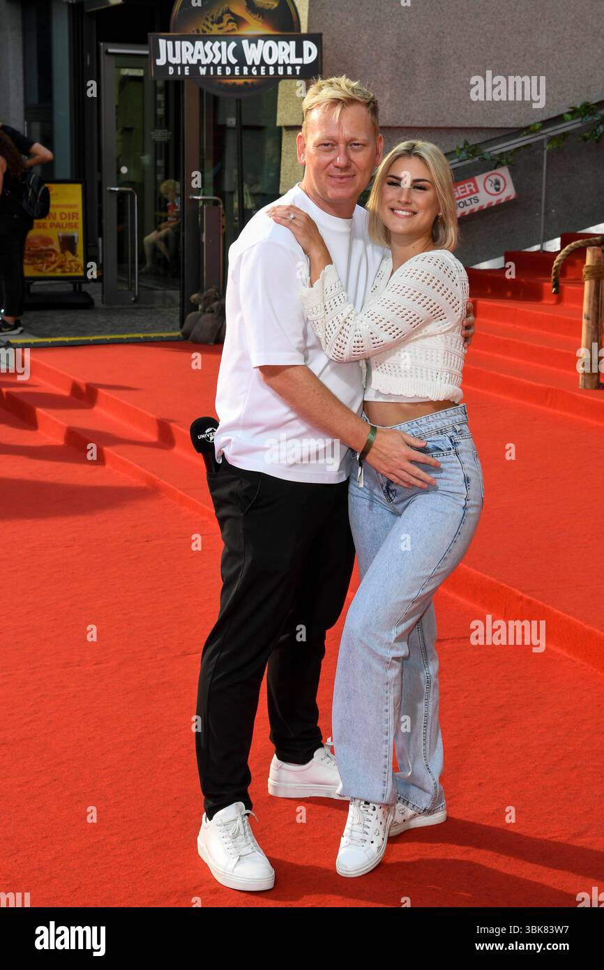 Jens Knossalla und Lia Mitrou auf dem roten Teppich bei der Deutschland ...