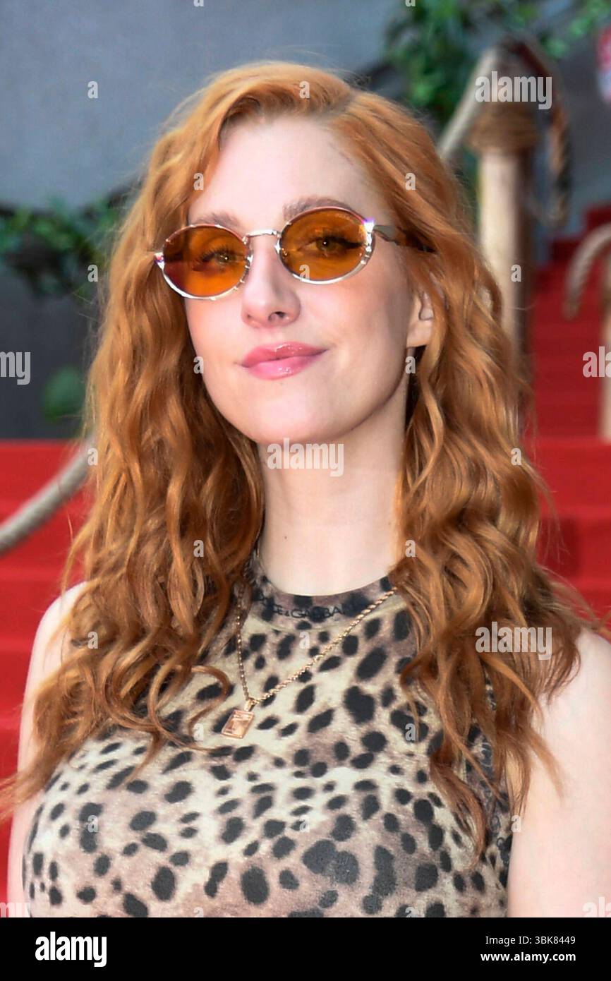 Lara Trautmann auf dem roten Teppich bei der Deutschland Premiere ...
