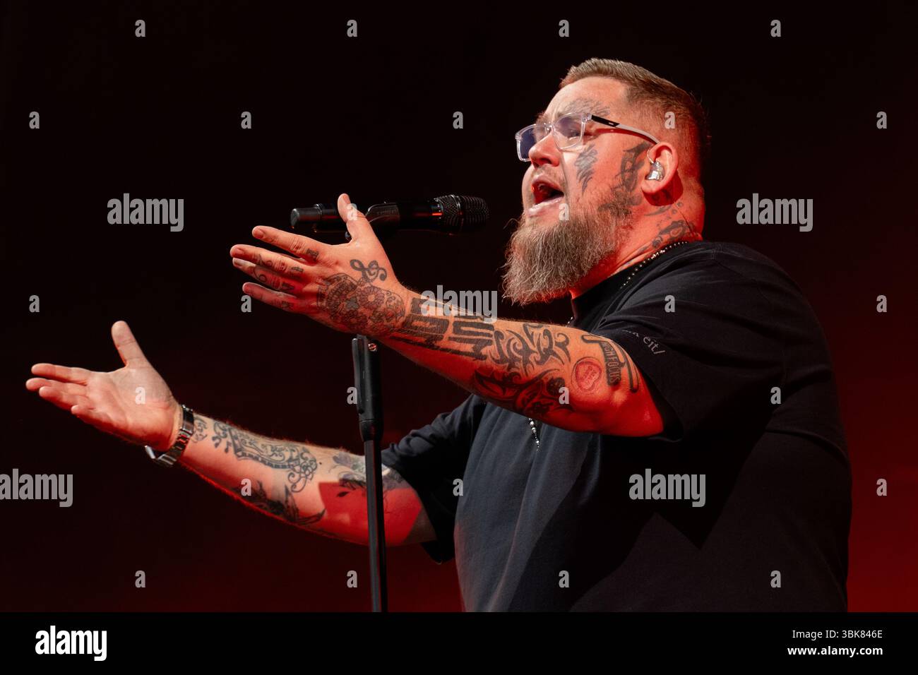 Thetford, UK, 18 June, 2025. Rag 'n' Bone Man in concert. Pictured left ...