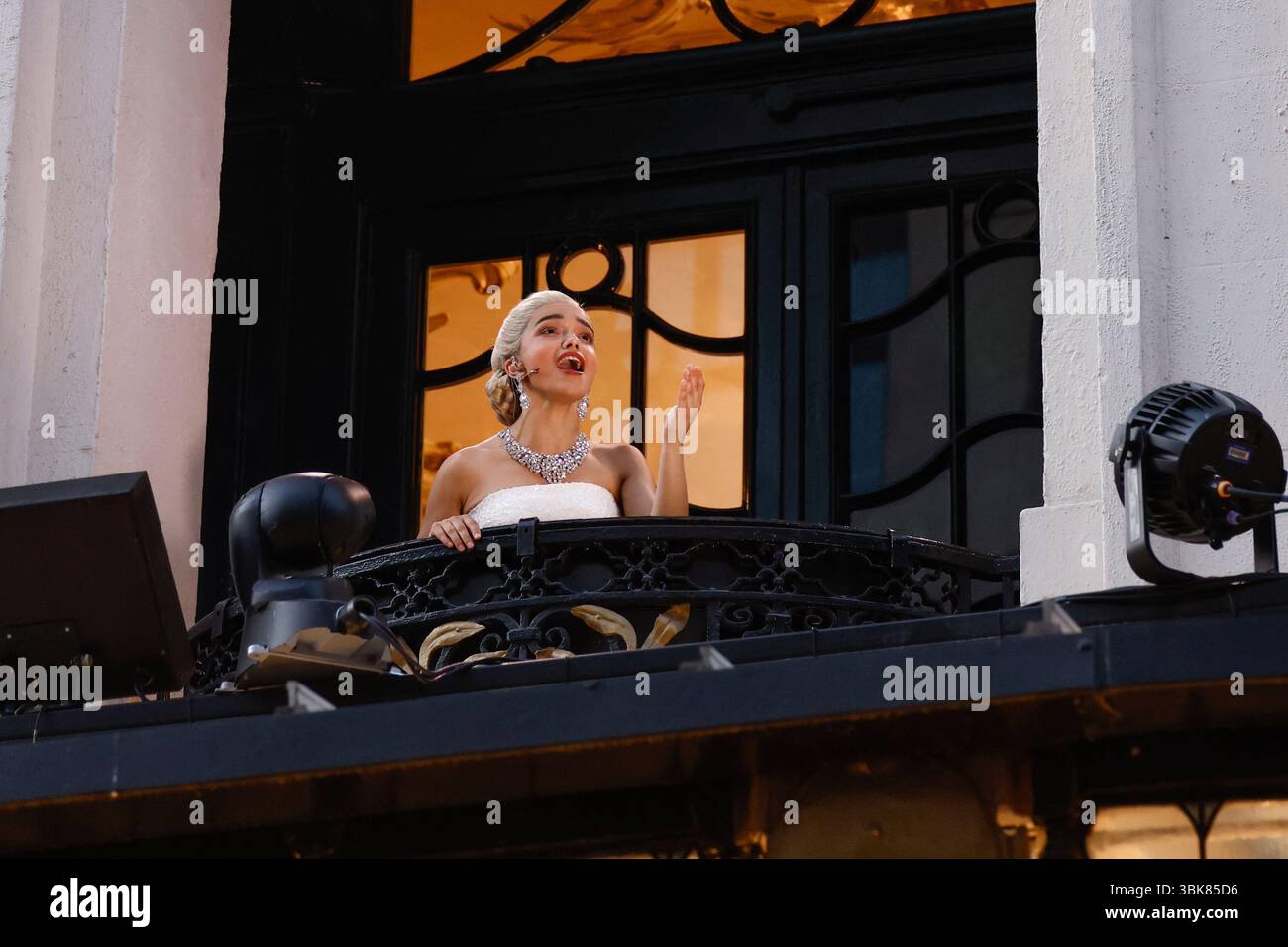 Rachel Zegler performs the song 'Don't Cry For Me Argentina' from The ...