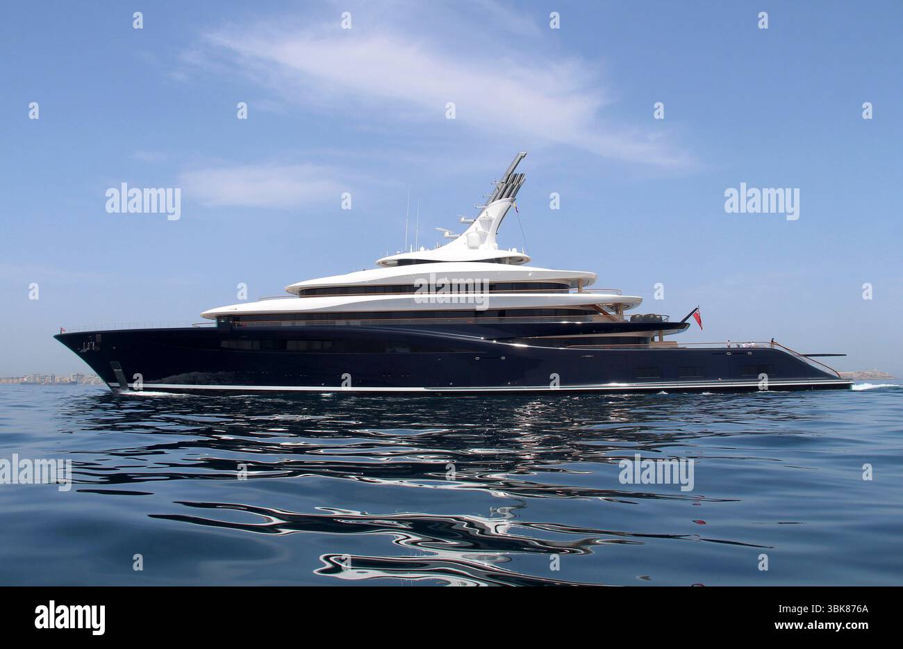 119 Meter lange Motoryacht BREAKTHROUGH auf ihrer Jungfernfahrt vor ...