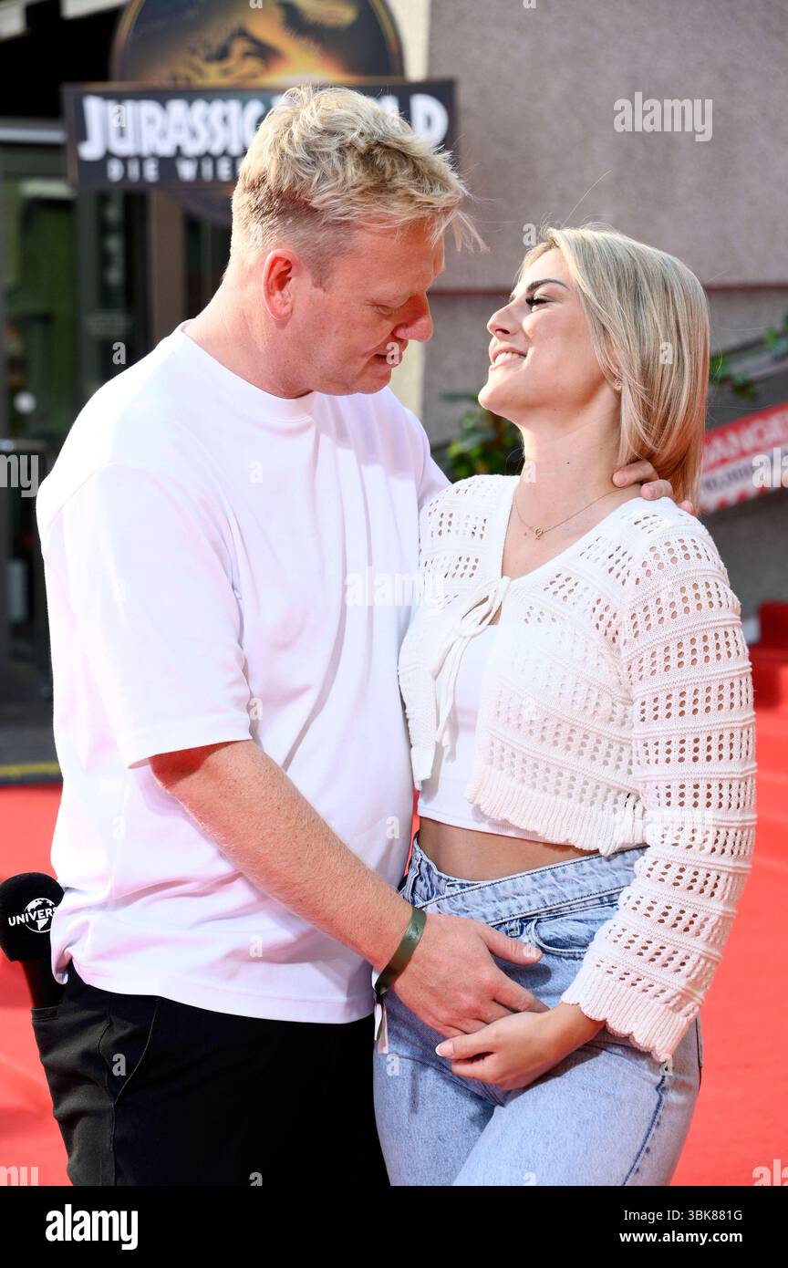 Jens Knossalla und Lia Mitrou bei der Premiere des Kinofilms Jurassic ...