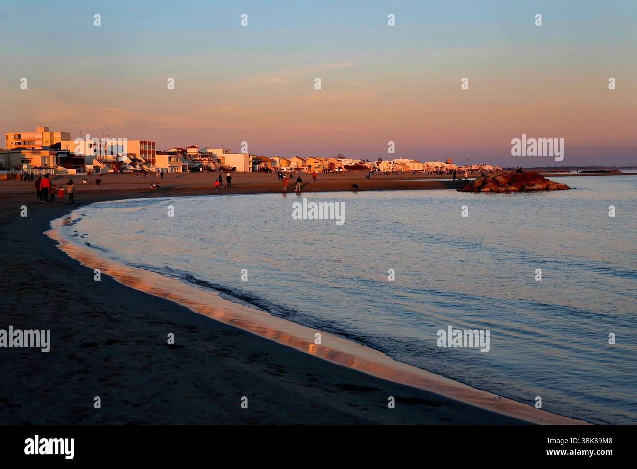 Carnot , Frankreich, 30.12.2023 Der Strand von Carnon in Südfrankreich ...