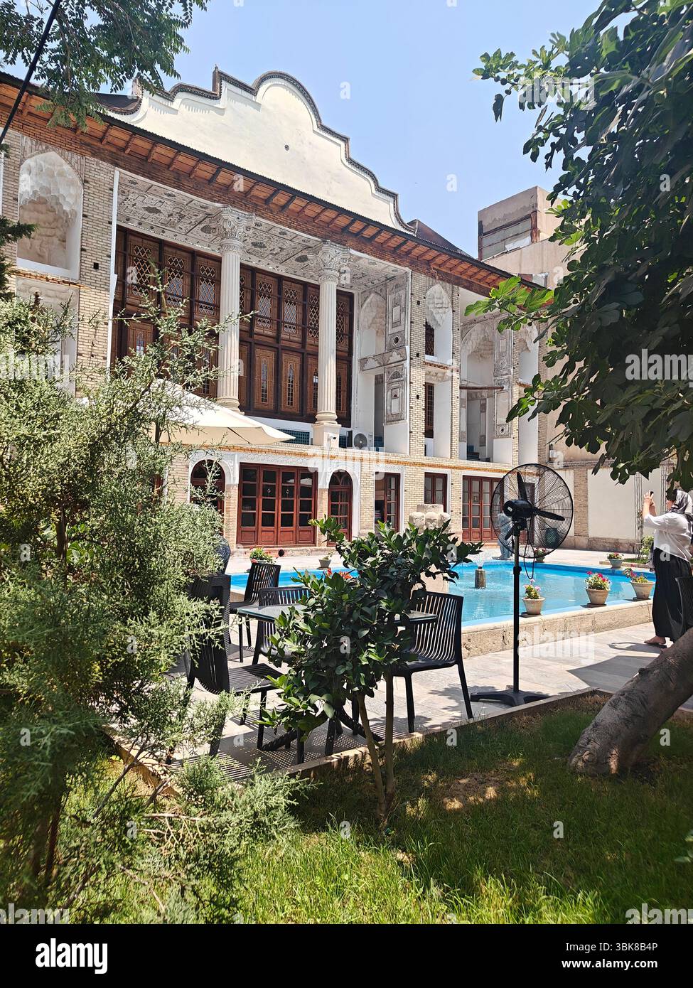 Beautiful Iranian persian mansion facade and garden cafe in Teheran ...